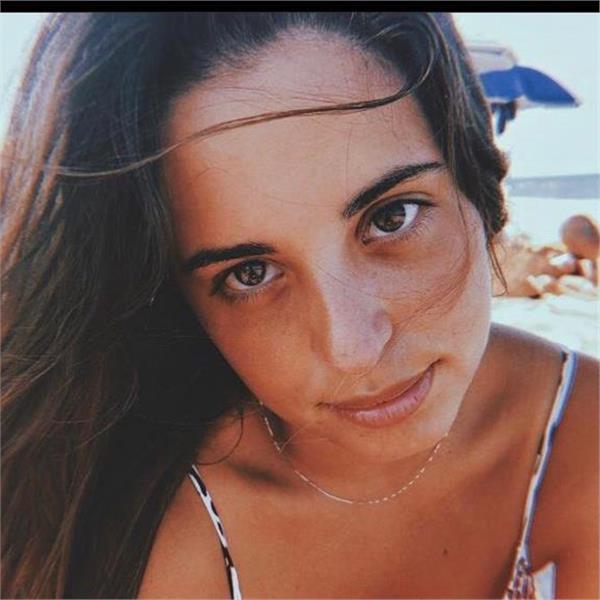 Ragazza Di 24 Anni, Diplomata Presso Liceo Classico E Laureata In ... Ragazza Di 24 Anni, Diplomata Presso Liceo Classico E Laureata In ...