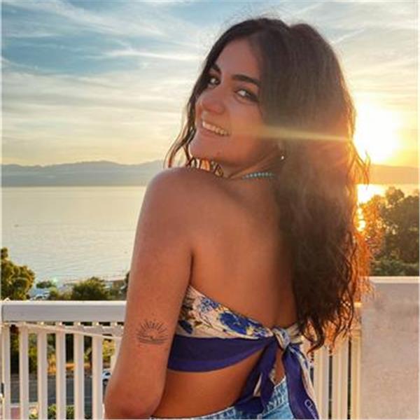 Ragazza Diplomata Liceo Scientifico Tradizionale 100/100 E Lode. Marica Ragazza Diplomata Liceo Scientifico Tradizionale 100/100 E Lode. Marica