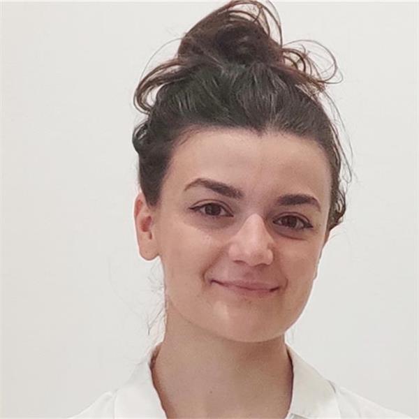 Ragazza Laureata All'accademia Di Belle Arti Impartisce Lezioni Di ... Ragazza Laureata All'accademia Di Belle Arti Impartisce Lezioni Di ...